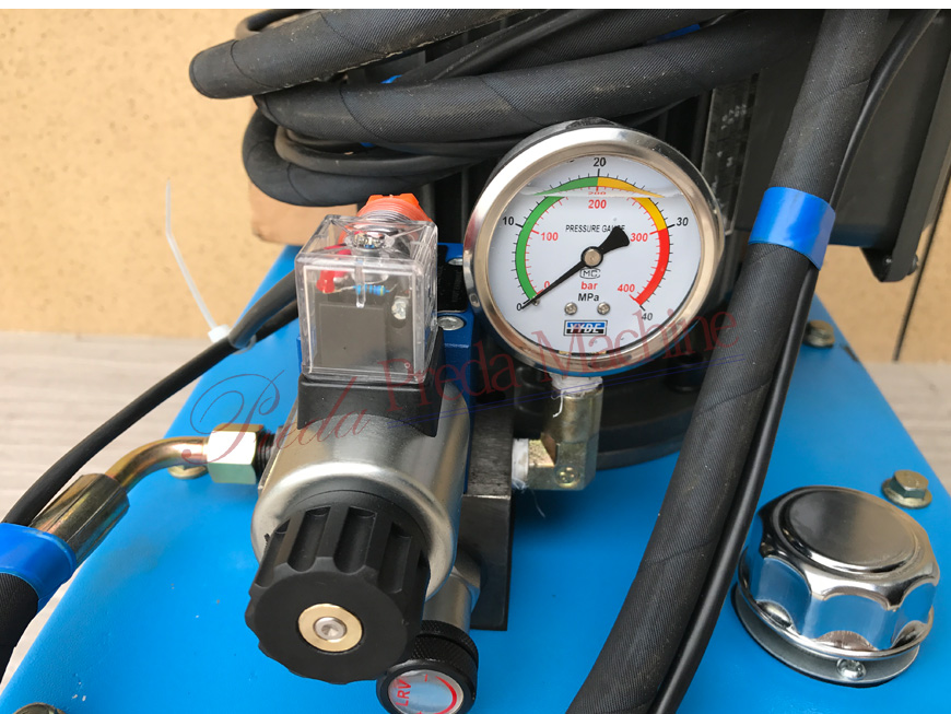 Portable clinching machine