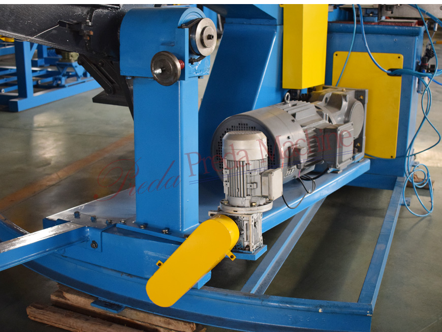 Spiral duct forming machine by mold