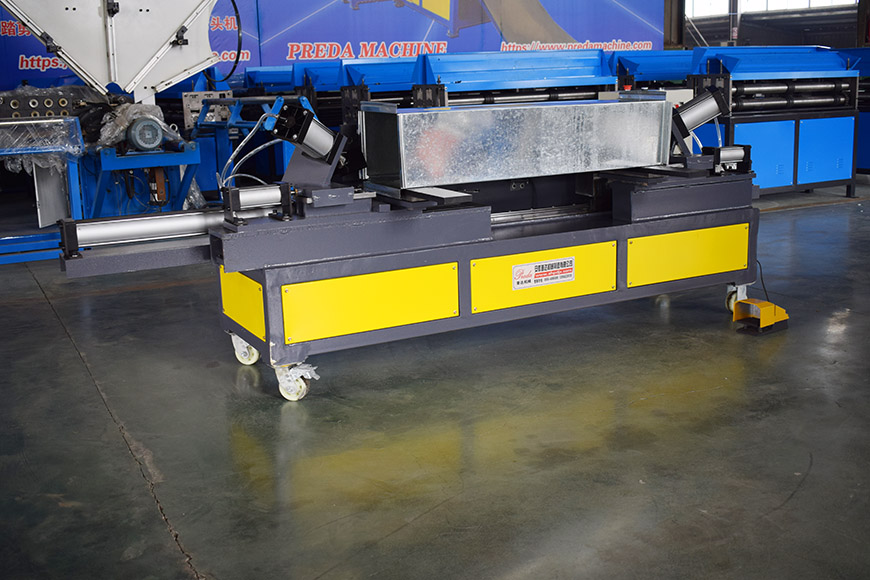 Auto lock seaming machine