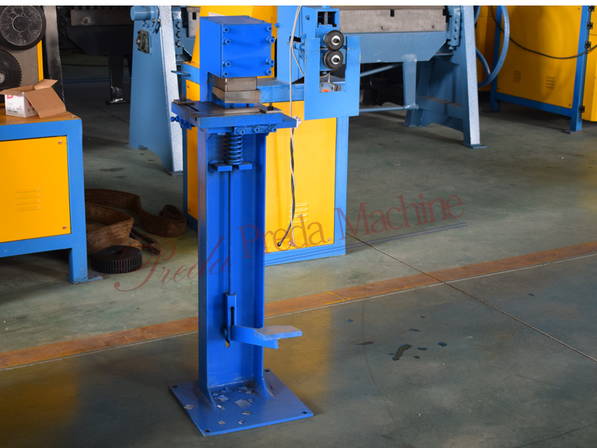 Portable notching machine