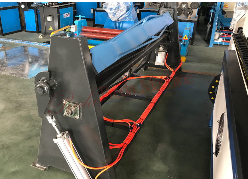 Pneumatic tdf folding machine