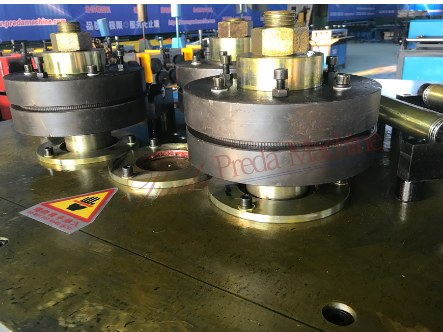 Hydraulic angle iron rolling machine