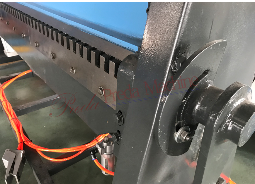 Pneumatic tdf folding machine