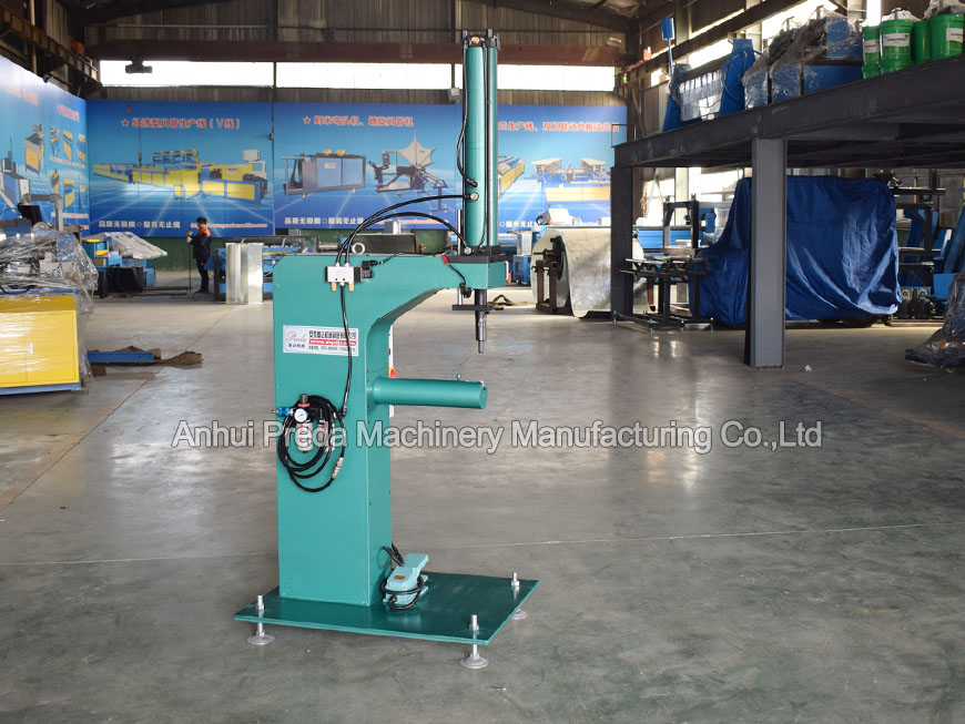 Pneumatic riveting machine