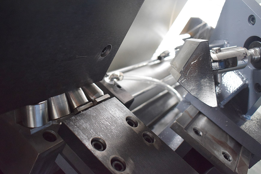 Auto lock seaming machine